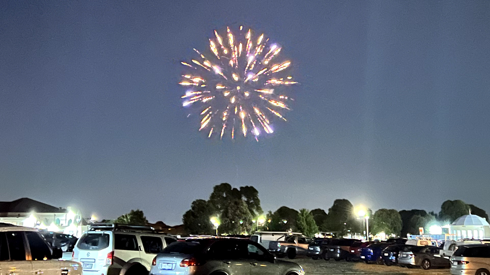 Glenroy ve Greenvale'de Havai Fişek Yangınları - Dunya News